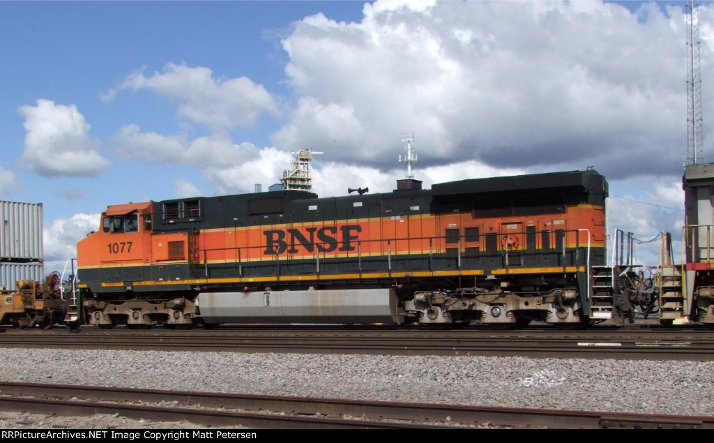 BNSF 1077